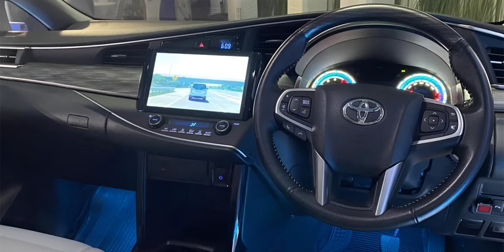 Toyota Innova Electric Unveiled offering 59.3 kWh Battery, 700 Nm ...